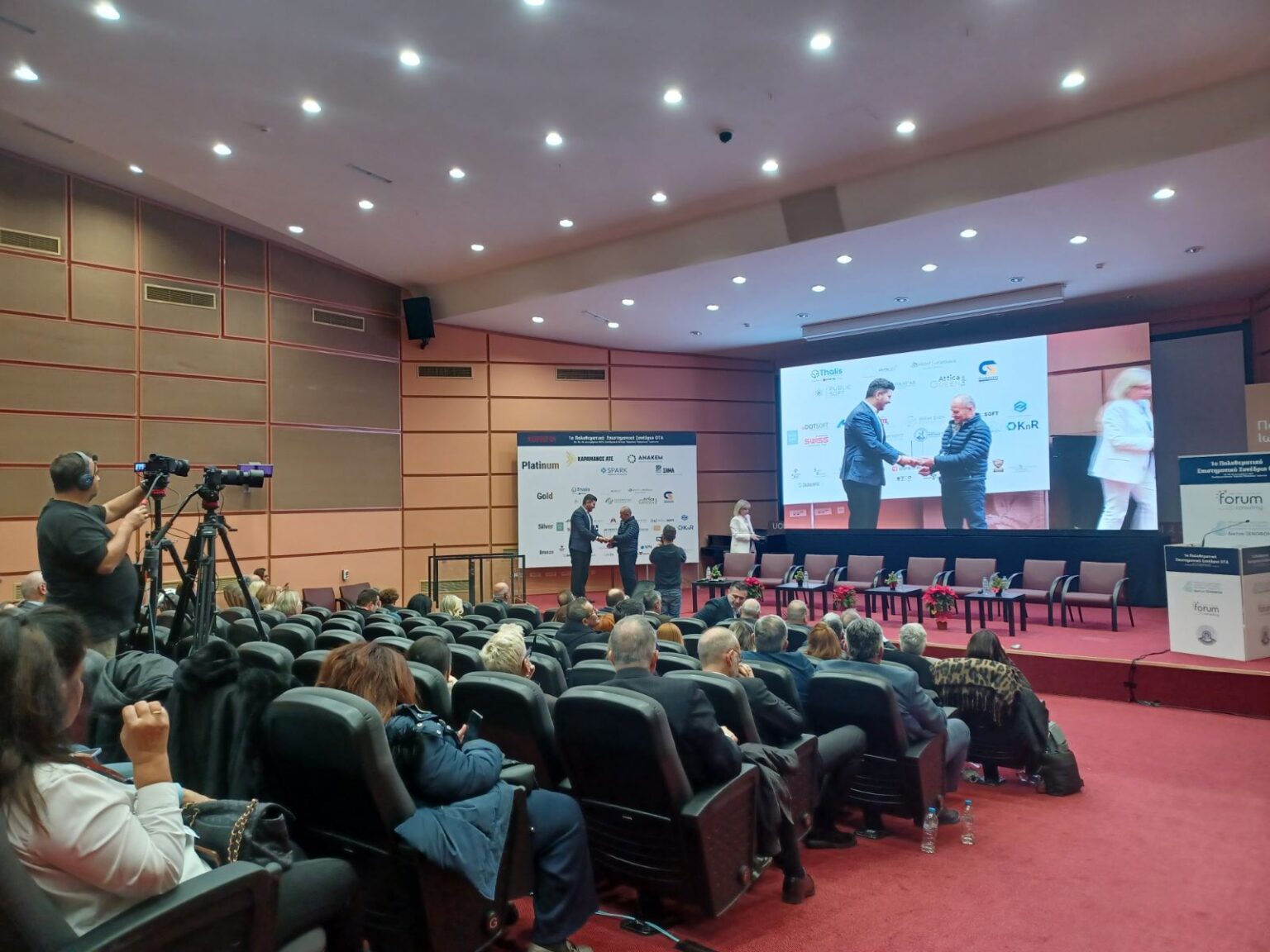 Δυναμική εμφάνιση του Δημάρχου Ανδρέα Στεργίου με διοικητική ομάδα και ...